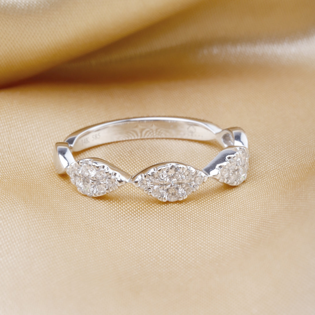 Tri-Scallop Diamond Band – Luvente